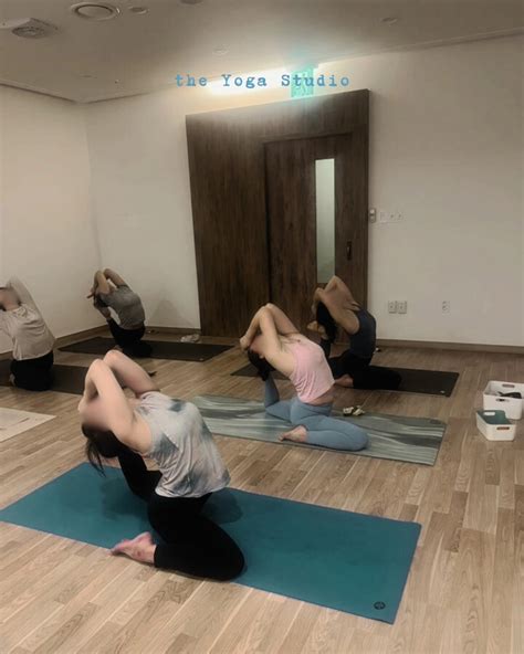더핫요가스튜디오 요가수업 에카 파다 라자 카포타사나는 어깨와 가슴을 활짝 열고 굳어 있던 척추와 고관절까지 깊이 풀어주는 강력한 후굴 자세죠 아사나 수련은 몸의