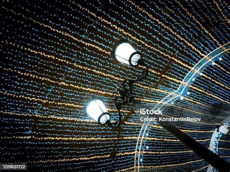 거리와 빈티지 가로등 위에 매달려 램프 갈환 줄이 길 건너편에 늘어서 있었다 원근 대각선 보기입니다 0명에 대한 스톡 사진 및 기타 이미지 Istock