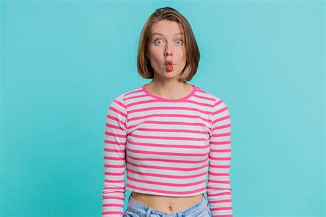 웃기고 코믹한 장난기 많은 여자 물고기를 찡그리고 삐죽삐죽하고 입술을 삐죽삐죽하고 질식하고 멍청한 바보 같은 표정을 짓는다 25