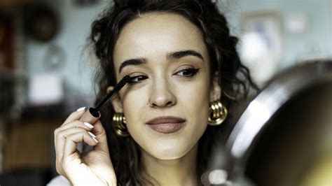 Psychological Reasons People Wear Makeup