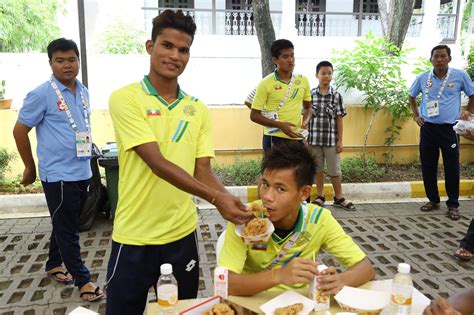 ယူ ၂၃ အသင္းကုိ စင္ကာပူေရာက္ျမန္မာမ်ားက ဧည့္ခံေကၽြးေမြး ဓာတ္ပုံ