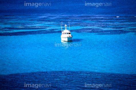 【ロットネスト島の海に浮かぶ白い船】の画像素材70113434 写真素材ならイメージナビ
