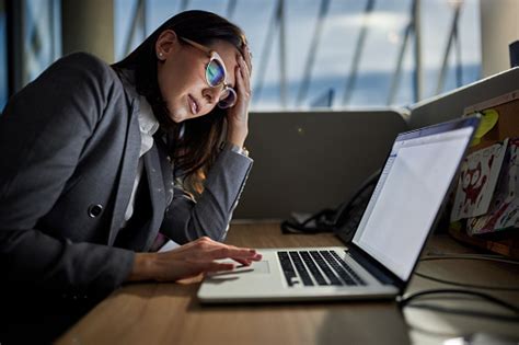 Pengusaha Muda Pusing Saat Bekerja Di Laptop Di Kantor Foto Stok