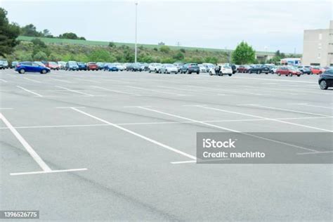 전경에 여유 공간이있는 흰색으로 칠해진 선이있는 자동차를위한 주차 공간 주차장에 대한 스톡 사진 및 기타 이미지 주차장 거리 공터 Istock