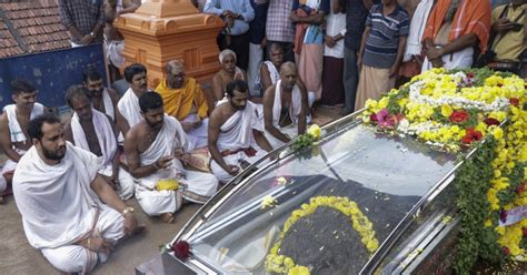 인도 힌두교 사원서 채식 악어 장례식