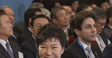 인사말 듣는 박근혜 대통령