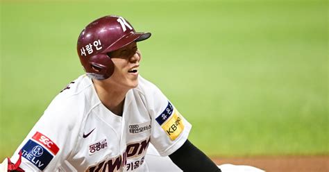 김혜성 3루타 슬라이딩 과정서 무릎 통증“선수보호 차원 교체”