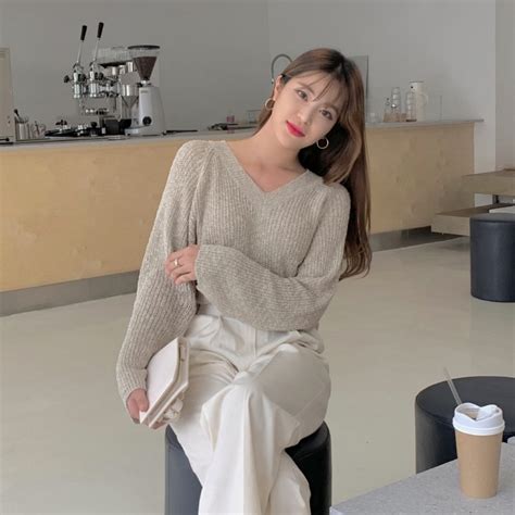 플라이모델 어깨 나그랑 라인으로 여리여리한 핏을 만들어주는 니트👍😍 넉넉한 기장과 루즈한 사이즈로