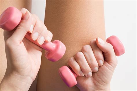핑크색 아령으로 운동 하는 여자 스포티 한 활동입니다 신체에 대 한 관심입니다 스포츠 개념입니다 가냘픈에 대한 스톡 사진 및