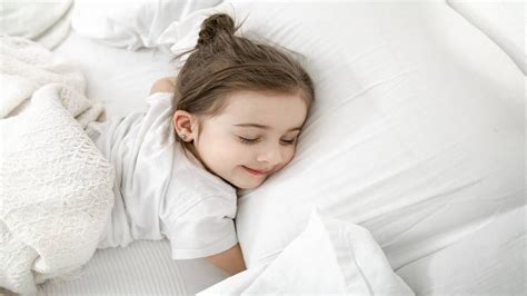 बच्चे के गोल मोल होने की टेंशन है सताती इन तरीकों से उसे मोटापे से