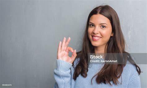 젊은 갈색 머리 여자 손가락 우수한 기호 확인 표시를 하 고 그런 지 회색 벽에 갈색 머리에 대한 스톡 사진 및 기타 이미지 갈색 머리 개념 개념과 주제 Istock