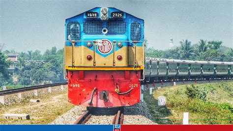 ঈদযাত্রার প্রথম দিনেই ট্রেন ছাড়তে দেরি