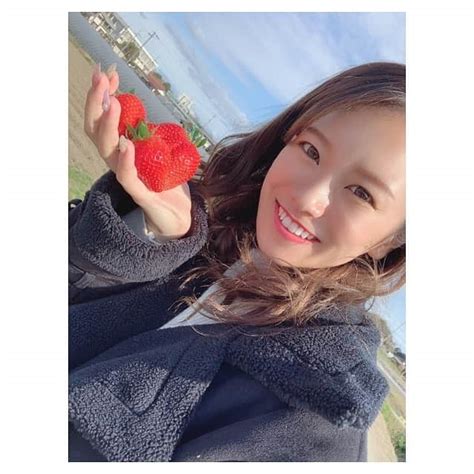 福本愛菜さんのインスタグラム写真 福本愛菜instagram「いちご持つだけで映えるやーん🍓笑 来週12日のサンテレビ『4時キャッチ