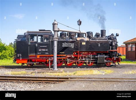 Ancienne locomotive à vapeur sur une voie de chemin de fer à voie