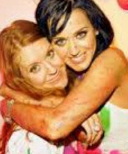 Who Is Angela Hudson Get To Know Katy Perrys Sister And Her Story Celebrities Infoseemedia