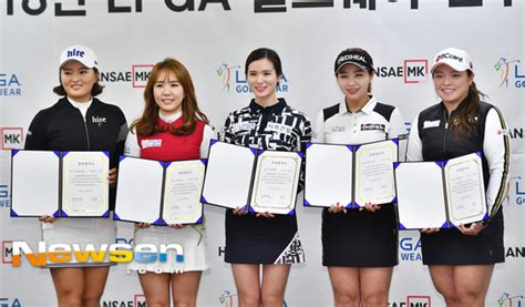 포토엔hd 고진영 김도연 박소현 양수진 장하나 ‘lpga 골프웨어 창단식 참석 손에 잡히는 뉴스 눈에 보이는 뉴스 뉴스엔