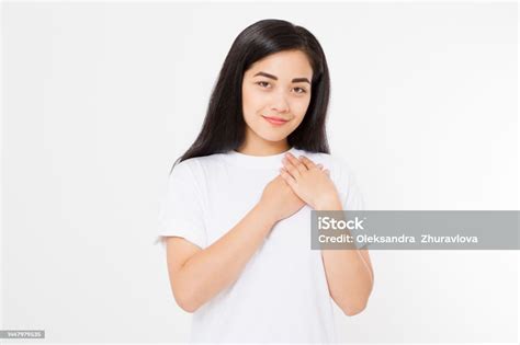 하얀 배경에 고립 된 건강한 마음을 만지는 젊은 아시아 여성 감정과 사랑 개념 발렌타인 데이 복사 공간 20 24세에 대한 스톡