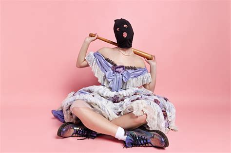 르네상스 스타일의 드레스와 분홍색 배경에 고립 된 검은 발라 클라바에서 중세 왕실 사람의 이미지에 젊은 재미 소녀의 만화 초상화