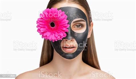 미용사는 여드름에서 뷰티 살롱에서 아름다운 갈색 눈을 가진 소녀에게 피부를 정화하는 절차를 수행합니다 하드웨어 미용학 그녀는