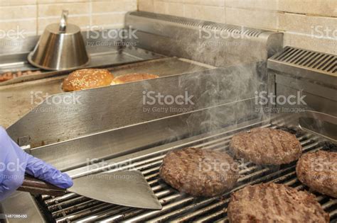 바비큐에서 조리 한 햄버거 용 쇠고기 스테이크와 구운 빵 접시 건강하지 못한 생활방식에 대한 스톡 사진 및 기타 이미지