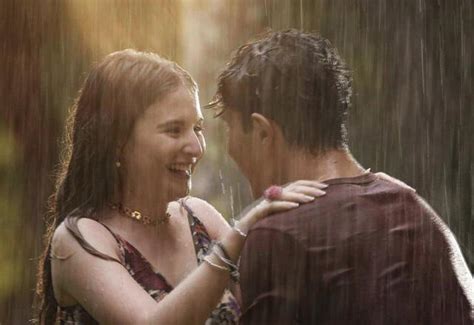 SBT TV Na chuva Poliana e João se beijam pela primeira vez
