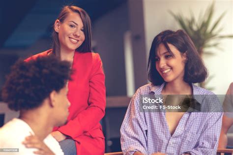 팀워크 개념입니다 젊은 창조적 인 동료 현대 사무실에서 새로운 시작 프로젝트와 함께 작업 사용자 그룹은 데스크톱 컴퓨터의 데이터를 분석 합니다 계획에 대한 스톡 사진 및