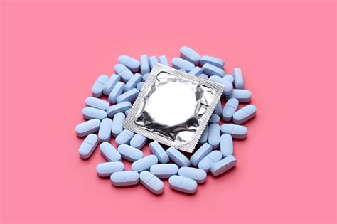 노출 전 예방이 있는 콘돔은 Hiv 감염을 예방하기 위해 복용하는 약입니다 건강관리와 의술에 대한 스톡 사진 및 기타 이미지