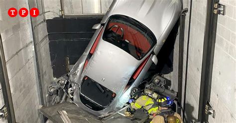 Incidente Al Concessionario Ferrari Precipita Nella Tromba Dell Ascensore