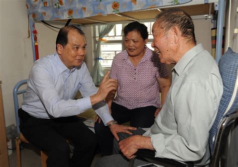 勞工及福利局局長探訪獲家居照顧服務體弱長者（附圖）
