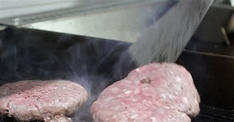 Bbq 가스 가스 그릴 고기 과즙이 많은 굽는 그릴 그릴 러 그을린 단백질 단백질이 가득한 담배를 피우다