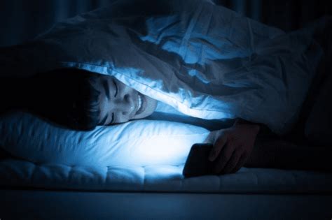 누워서 폰 보는 습관 있는 사람들이 정말 위험한 이유 포스트쉐어