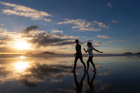 Image Zxdgl Wilsons Promontory Silouhette Of Couple On Whisky Bay