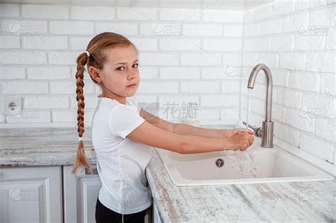 孩子用肥皂和水洗手。孩子的卫生。