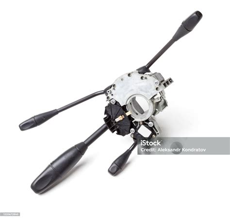 스티어링 휠 스위치는 앞유리 와이퍼를 위한 스위치와 흰색 격리된 배경에 분해된 스티어링 앵글 센서 자동차 수리 또는 정크 야드에서 판매할 수 있는 예비 부품으로 신호를