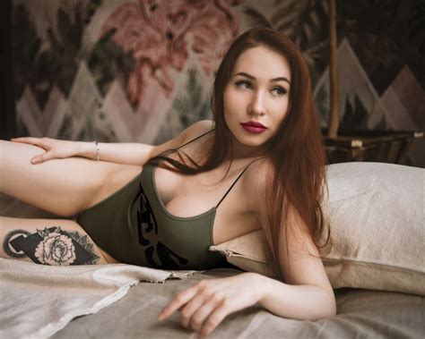 Sfondi Modello Brunetta Capelli Lunghi Guardare Lontano Rossetto Rosso Inked Girls