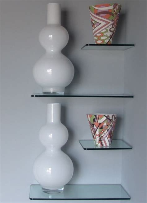 Стеклянные полки в интерьере | Glass corner shelves, Glass shelves ...