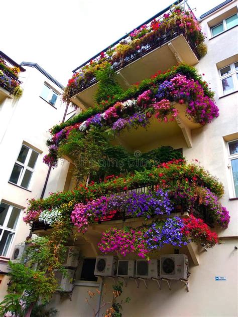Balc N Rom Ntico Viejo Con Las Flores En El Centro De Varsovia Foto De