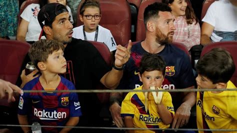 El curioso gesto de Mateo Messi junto a su padre y Luis Suárez en la tribuna que se volvió viral
