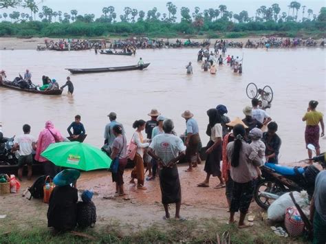 စစ်ကြောင်းထိုး၍ ထွက်ပြေးနေရသည့် ဆားလင်းကြီးဒေသခံများ ချောင်းရေတက်လာသည့်အတွက် အခက်အခဲကြုံနေရ