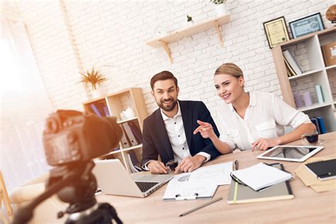 실업가 그리고 비즈니스 Podcast에 대 한 포인트를 제시 하는 사업가 2명에 대한 스톡 사진 및 기타 이미지 2명 기업가 남자 Istock