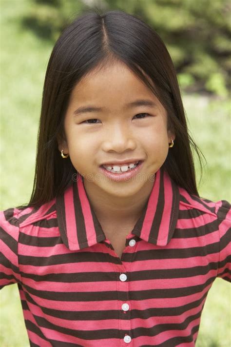 Portait Des Lächelnden Jungen Mädchens Draußen Stockbild Bild von