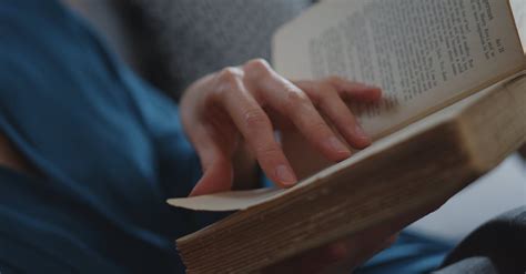 거실 고요한 고요함 구석을 읽고 남성 독서하는 레저 레크리에이션 문학 받침대 샷 배경을 흐리게 소설 소파 손 실내 실내 레저 아늑한 앉아 있는