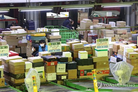 우편물 증가로 분주한 동서울우편물류센터 연합뉴스