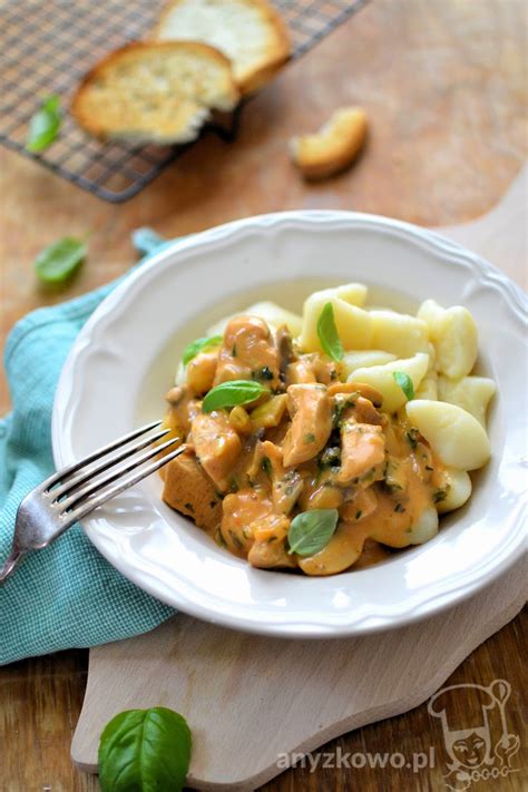 Anyżkowo Filet z kurczaka z pieczarkami w sosie pomidorowym