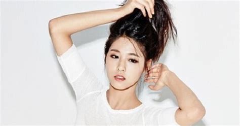 설현 속옷 연상케하는 핫팬츠에 허리라인 다 드러내며 섹시 요염 화보 촬영 어머나