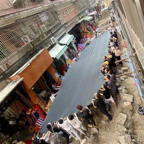 这张近40人拉起的“防护网”，暖！孩子救援幼童