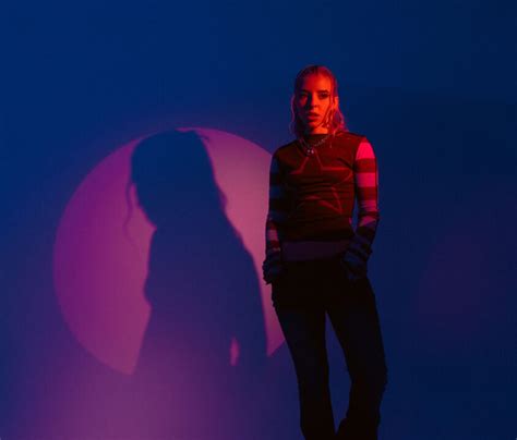 Young Miko Lanza Su Álbum Debut Att Y Se Prepara Para Su Debut En