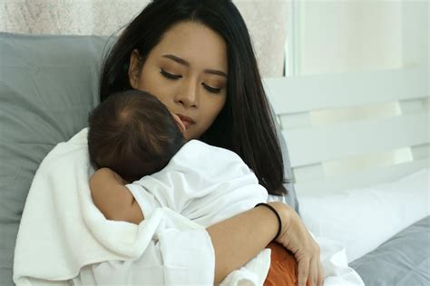 Premium Photo Portrait Of Mother And Daughter On Bed
