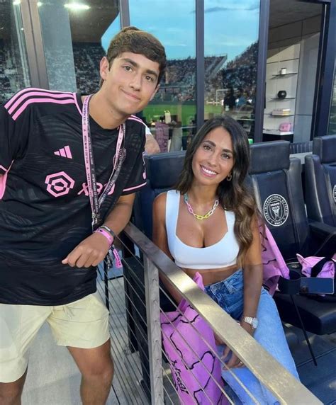 Antonela Roccuzzo Football Outfits Hot Leggings Antonella Roccuzzo