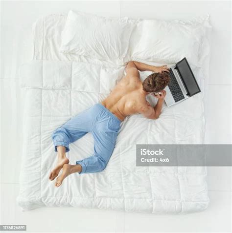 전체 길이한 사람한 사람직접 위의 보기후면뒤 2029 세 성인 잘 생긴 사람 갈색 머리짧은 머리 백인 남성젊은 남자 침실에서 잠 옷잠 옷을 입고 흰색 배경 앞 갈색 머리에